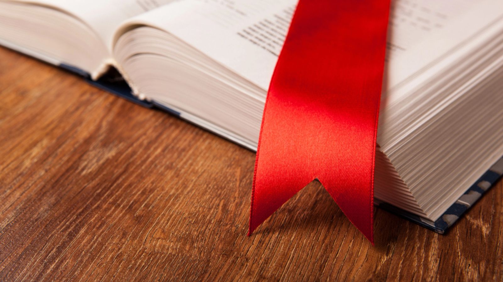 Celebrate Your Favorite Bookworm with These $10 Gifts - Thrifty Gifters